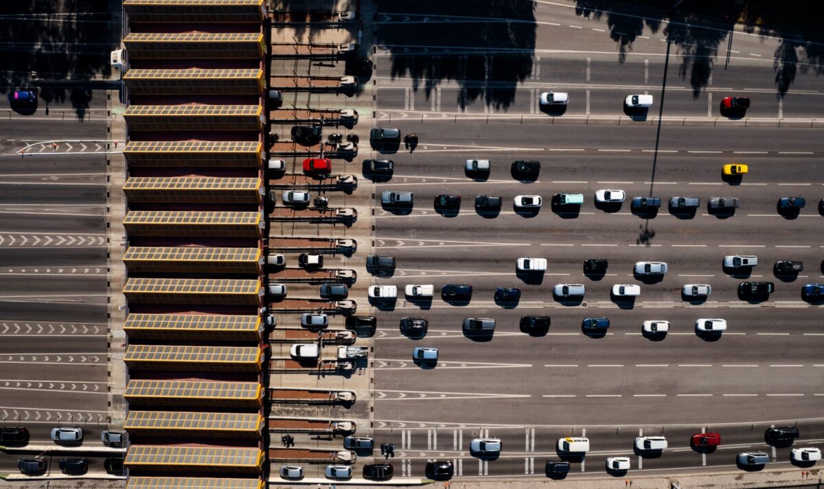 Caselli autostradali alimentati dal passaggio delle auto: al via i test