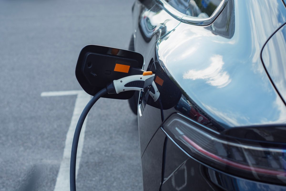 Nuovi incentivi e vecchi mantra per l’auto elettrica